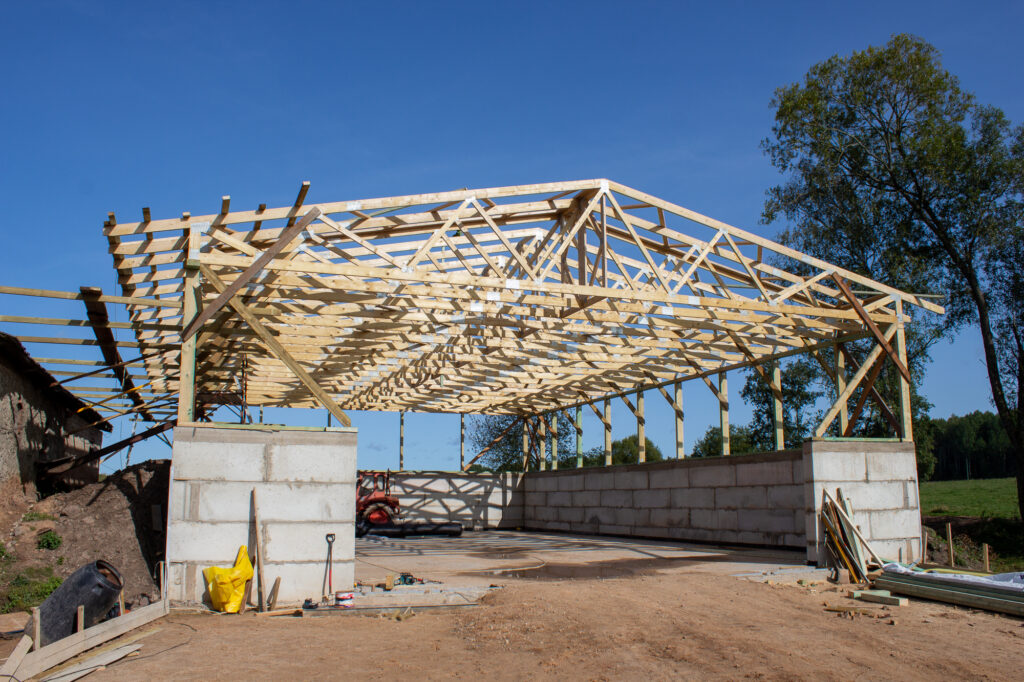 Roof timber trusses for animal husbandry building in Latvia - Freimans